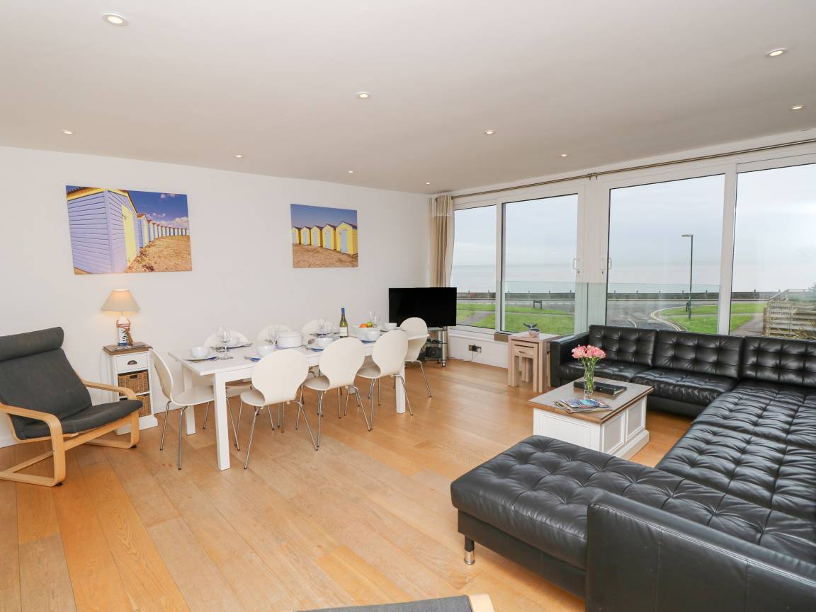 Cottage ∙ 4 Bedrooms ∙ 8 Guests - Littlehampton