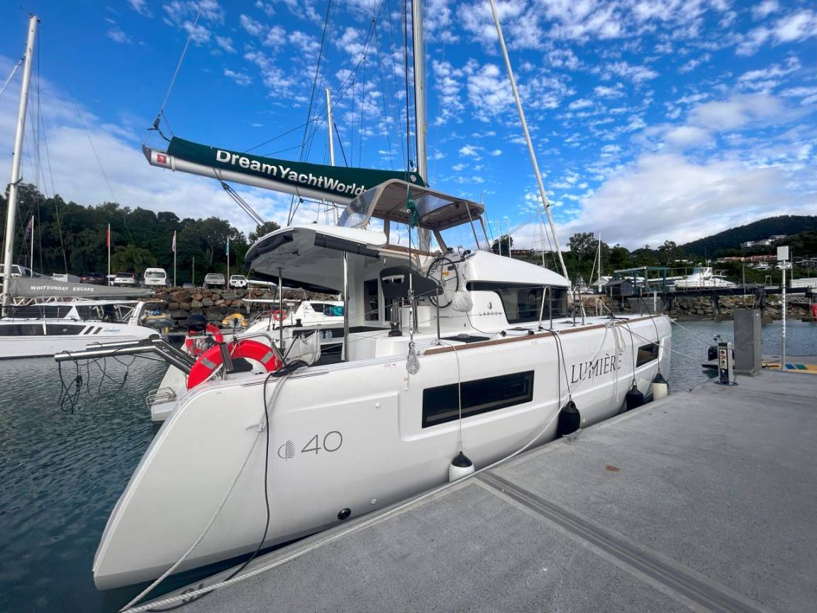 12 M² Houseboat ∙ 3 Bedrooms ∙ 6 Guests - Airlie Beach