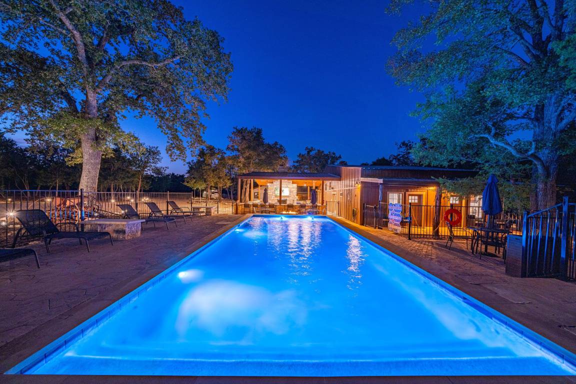232 M² House ∙ 8 Bedrooms ∙ 28 Guests - Wimberley, TX