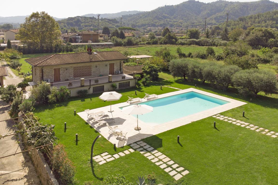 72 M² House ∙ 2 Bedrooms ∙ 4 Guests - Pietrasanta