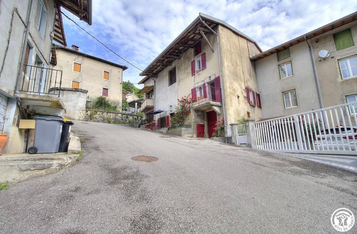 79 M² Gîte ∙ 2 Chambres ∙ 6 Personnes - Hauteville-Lompnes