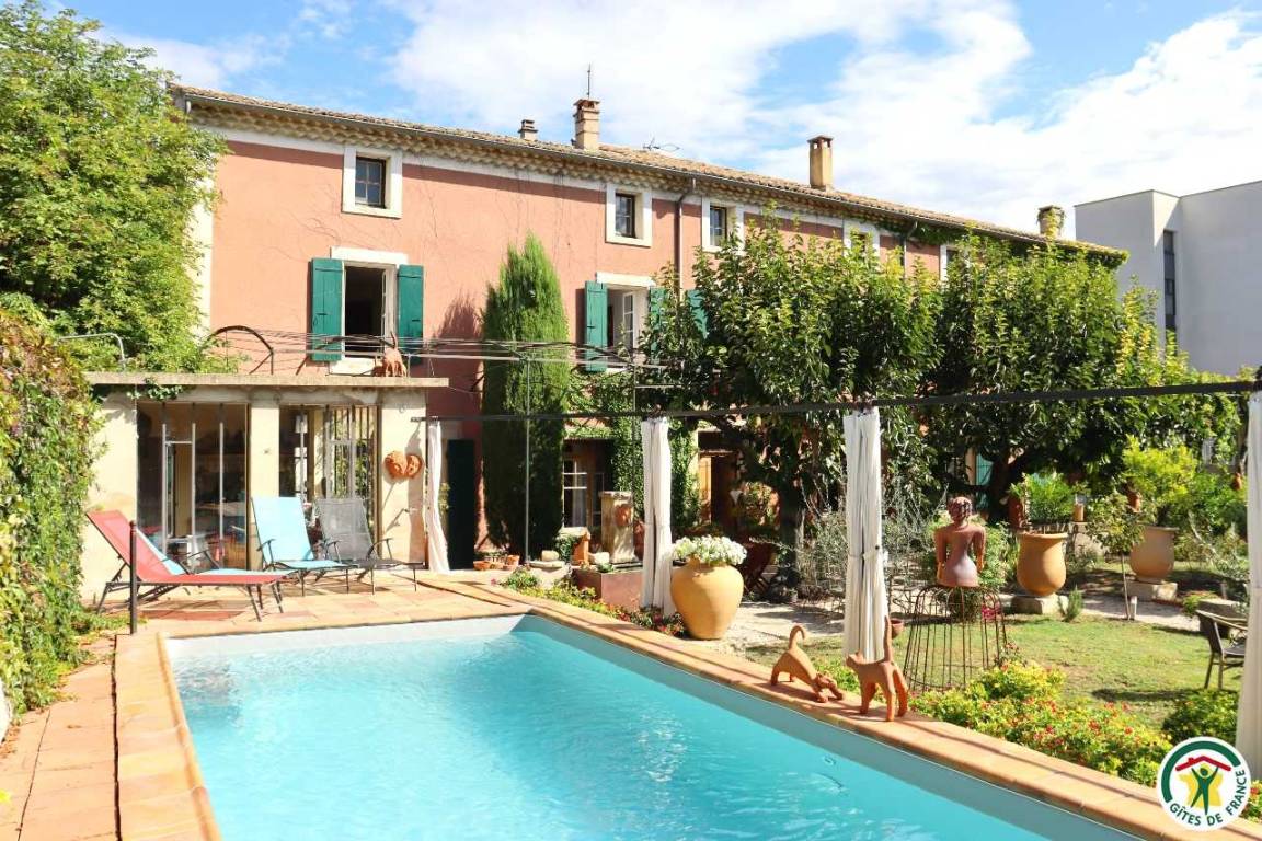 145 M² Gîte ∙ 3 Chambres ∙ 6 Personnes - Visan