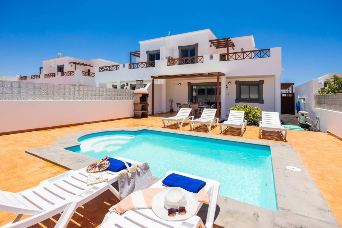 200 M² Villa ∙ 3 Bedrooms ∙ 6 Guests - Playa Blanca, Spain
