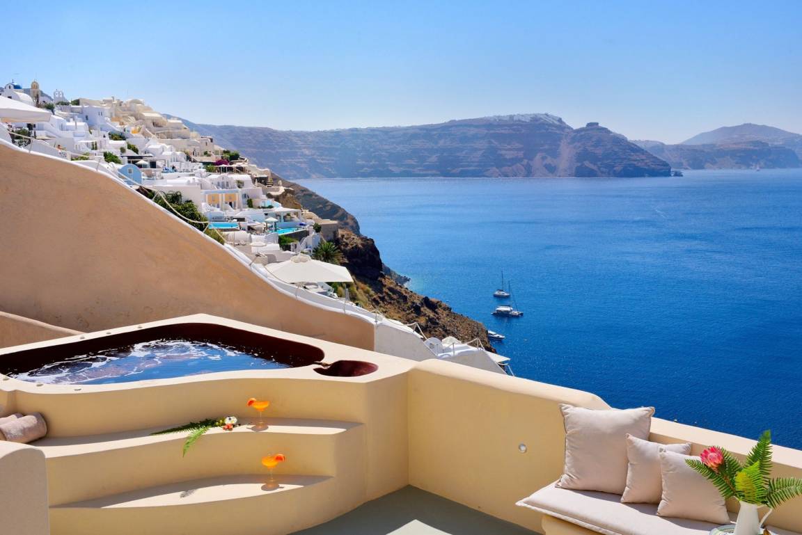 Villa ∙ 2 Bedrooms ∙ 8 Guests - Oia