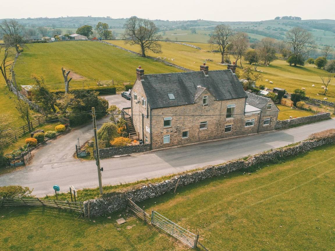 Cottage ∙ 10 Bedrooms ∙ 22 Guests - Derbyshire