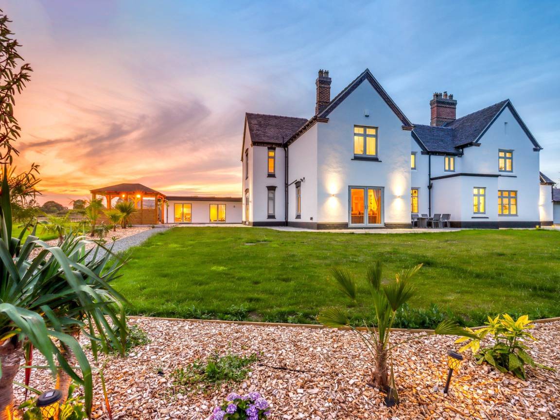 Cottage ∙ 7 Bedrooms ∙ 16 Guests - Whitchurch