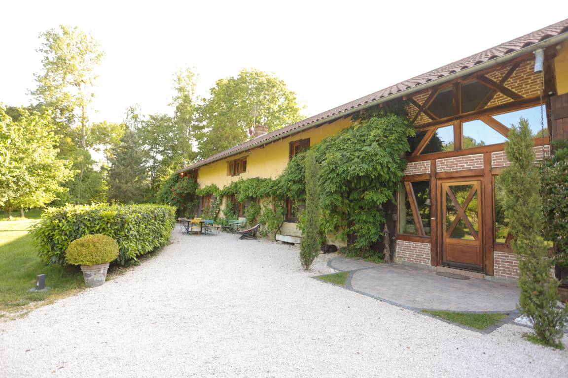 350 M² House ∙ 5 Bedrooms ∙ 12 Guests - Montrevel-en-Bresse