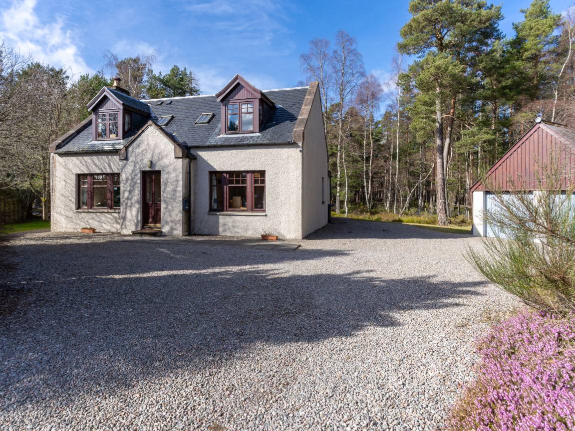 170 M² House ∙ 4 Bedrooms ∙ 8 Guests - Grantown-on-Spey