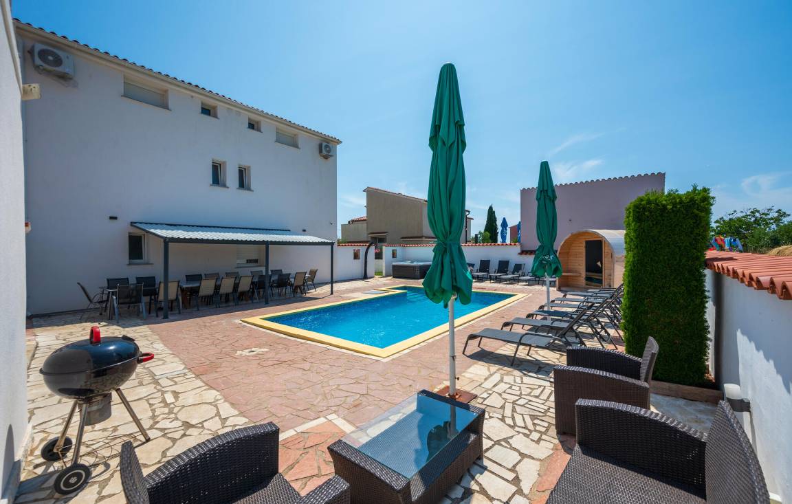 400 M² Casa ∙ 12 Habitaciones ∙ 22 Huéspedes - Croacia
