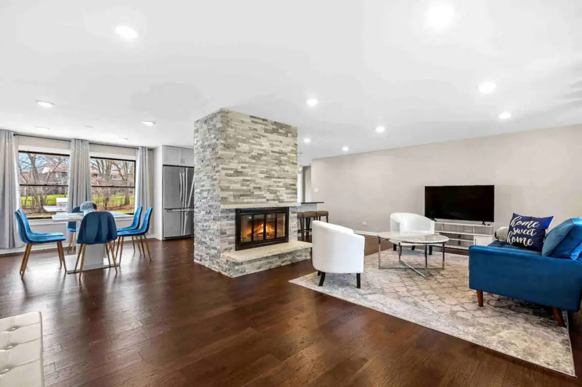 139 M² House ∙ 4 Bedrooms ∙ 8 Guests - Bartlett, IL