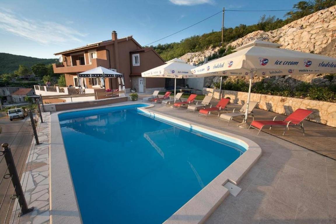 237 M² House ∙ 6 Bedrooms ∙ 14 Guests - Makarska Riviera