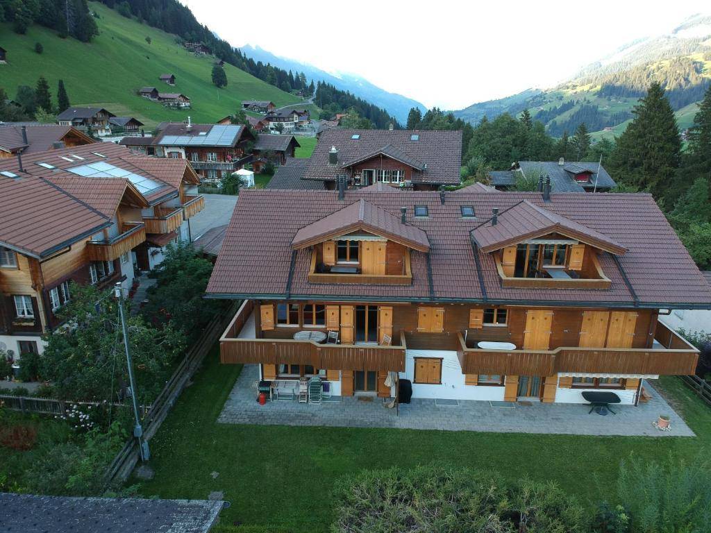 75 M² Ferienwohnung ∙ 2 Schlafzimmer ∙ 5 Gäste - Frutigen