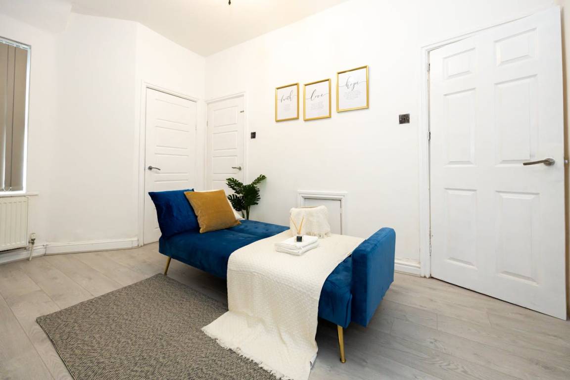 90 M² House ∙ 4 Bedrooms ∙ 8 Guests - Stockport