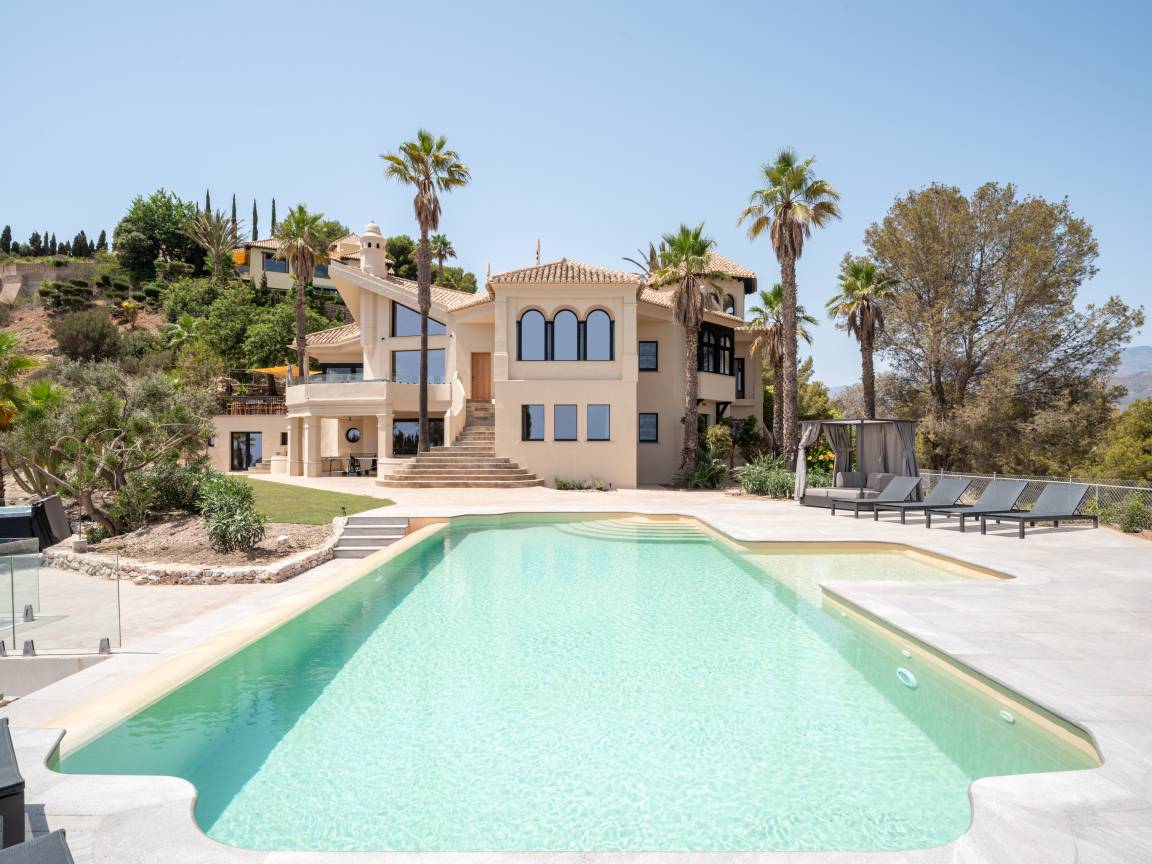 550 M² Villa ∙ 9 Bedrooms ∙ 20 Guests - Almuñécar
