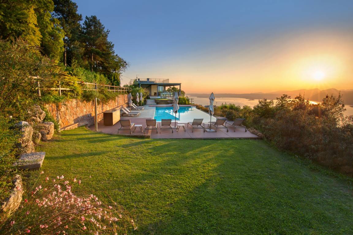 250 M² Villa ∙ 5 Bedrooms ∙ 10 Guests - Torri del Benaco