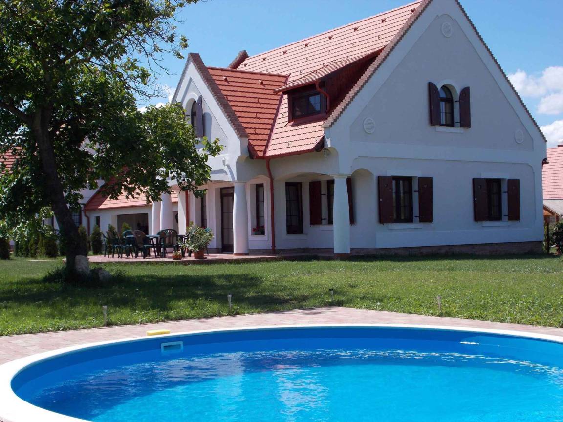 162 M² House ∙ 5 Bedrooms ∙ 17 Guests - Veszprém megye