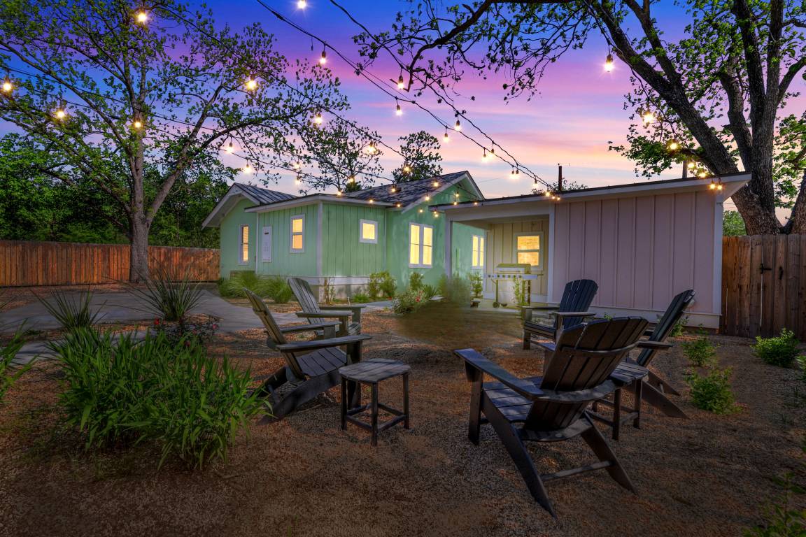 Cottage ∙ 8 Bedrooms ∙ 16 Guests - Texas