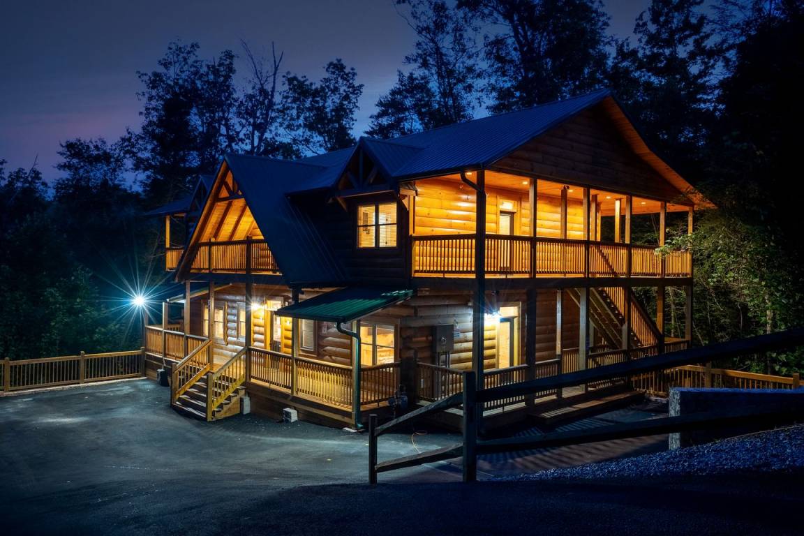 House ∙ 6 Bedrooms ∙ 24 Guests - Gatlinburg, TN
