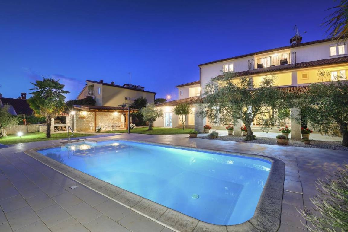 80 M² Appartement ∙ 2 Slaapkamers ∙ 4 Gasten - Poreč