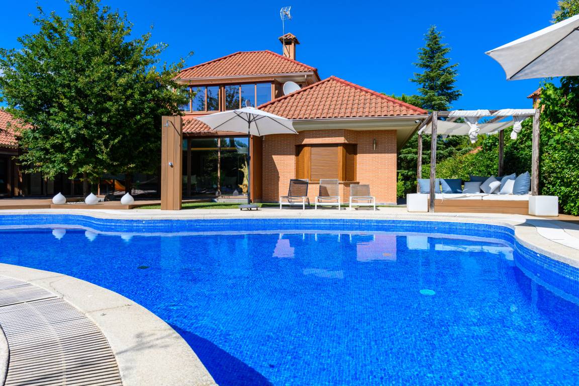 350 M² Chalet ∙ 5 Habitaciones ∙ 7 Huéspedes - Pozuelo de Alarcón
