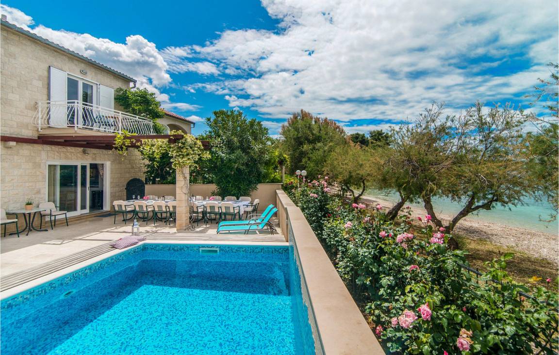 300 M² House ∙ 7 Bedrooms ∙ 17 Guests - Brač