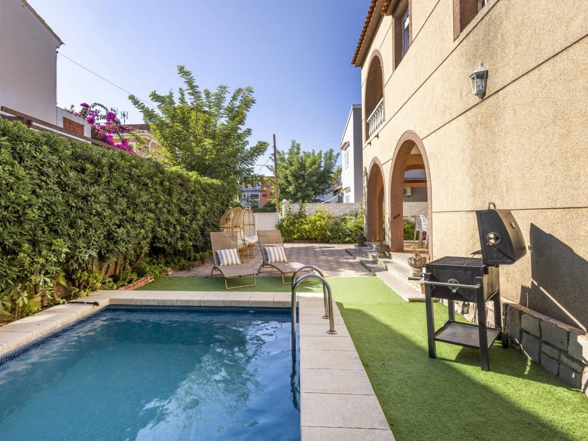 216 M² House ∙ 6 Bedrooms ∙ 11 Guests - Gilet