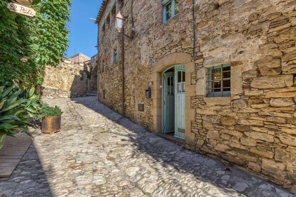 150 M² House ∙ 3 Bedrooms ∙ 6 Guests - Peratallada