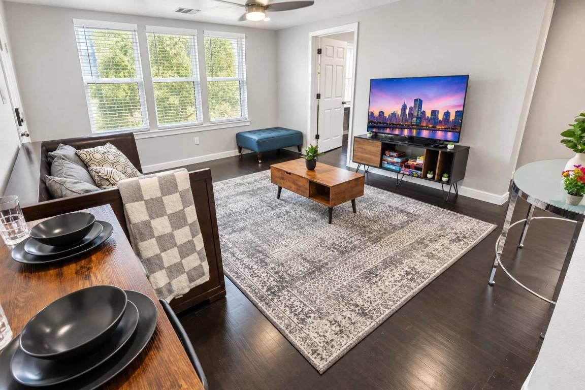 Apartment ∙ 8 Bedrooms ∙ 20 Guests - Houston, TX