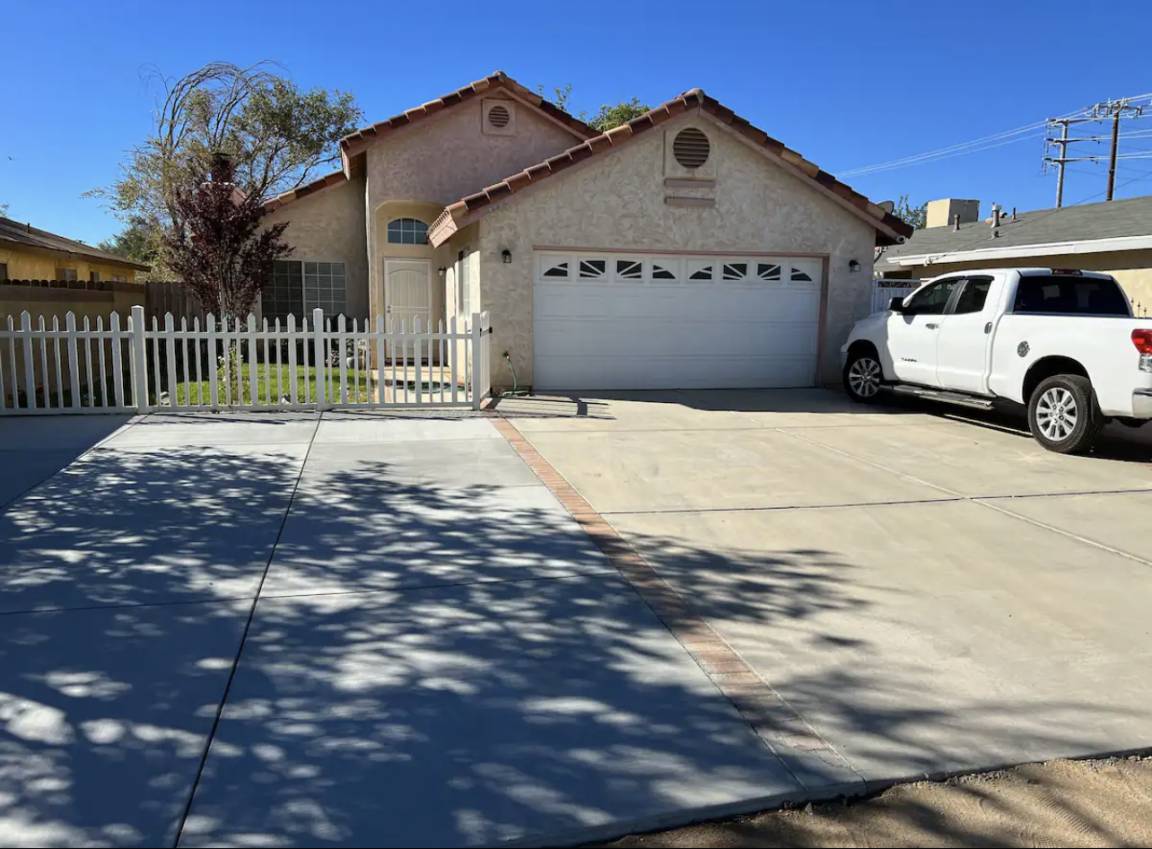 128 M² House ∙ 3 Bedrooms ∙ 7 Guests - Lancaster, CA