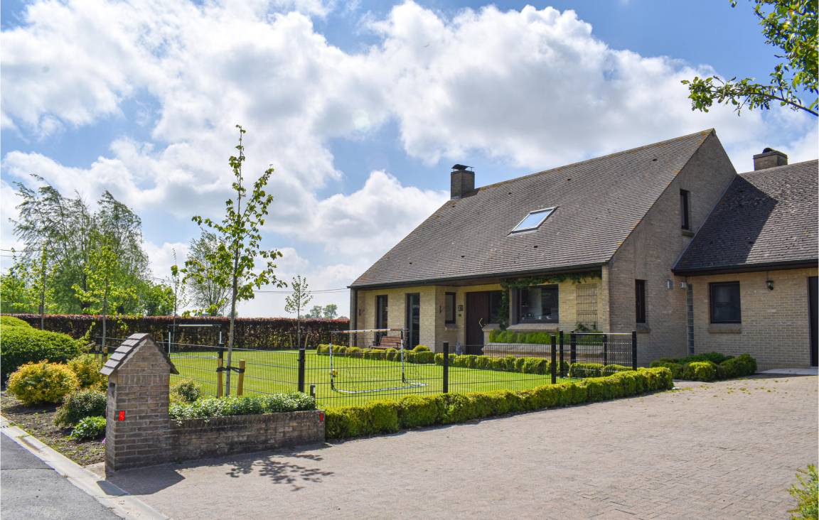 270 M² House ∙ 4 Bedrooms ∙ 14 Guests - Ypres