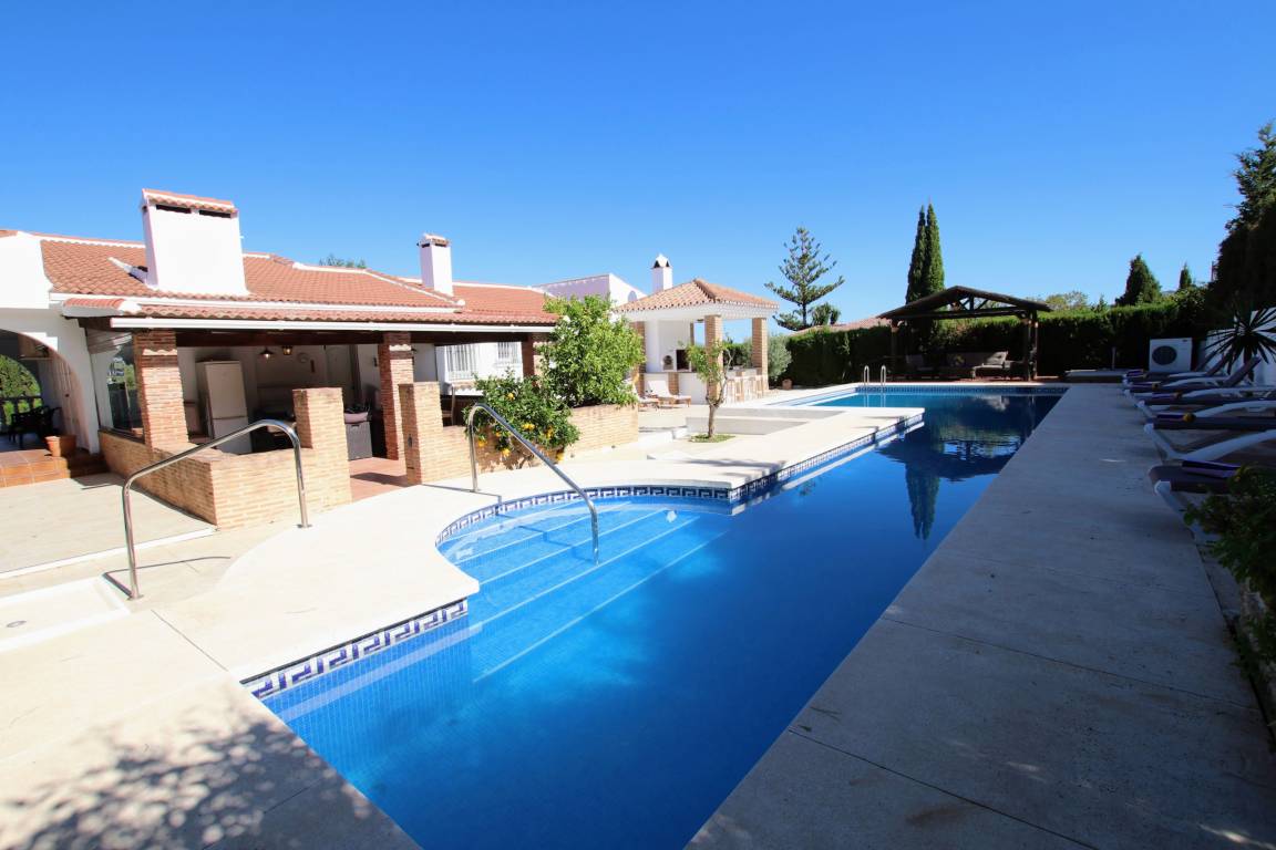 215 M² Villa ∙ 4 Bedrooms ∙ 10 Guests - Alhaurín de la Torre