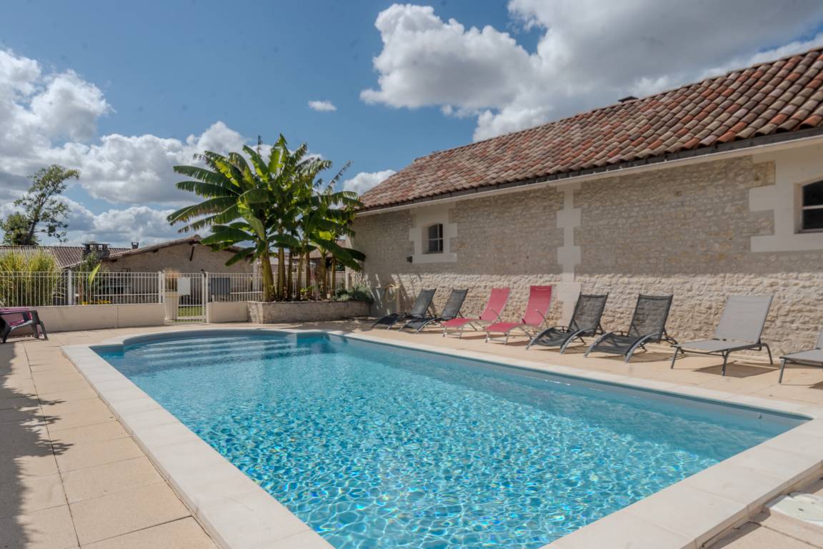 240 M² Maison De Vacances ∙ 12 Chambres ∙ 26 Personnes - Jonzac