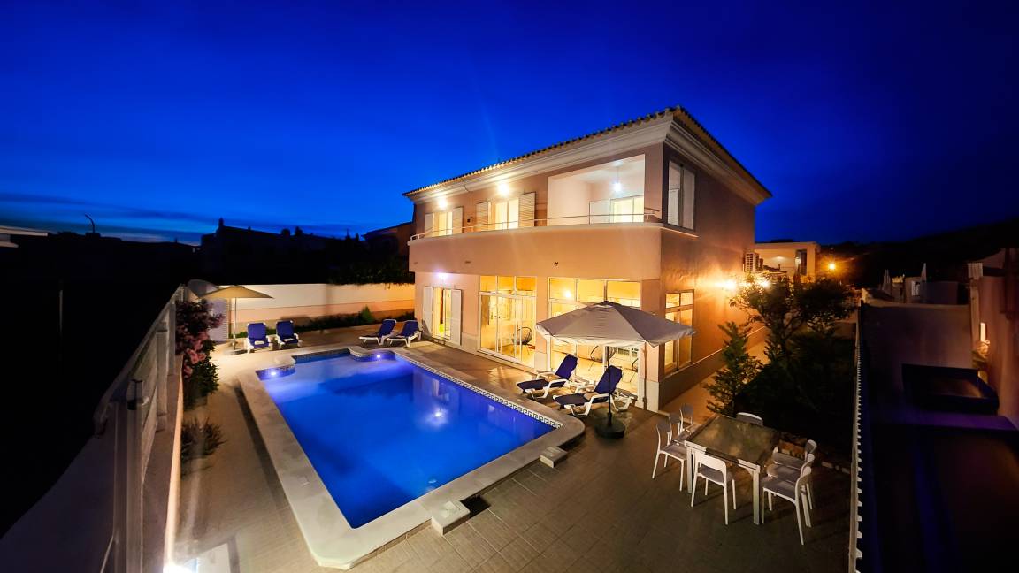 280 M² Villa ∙ 4 Chambres ∙ 10 Personnes - Guia