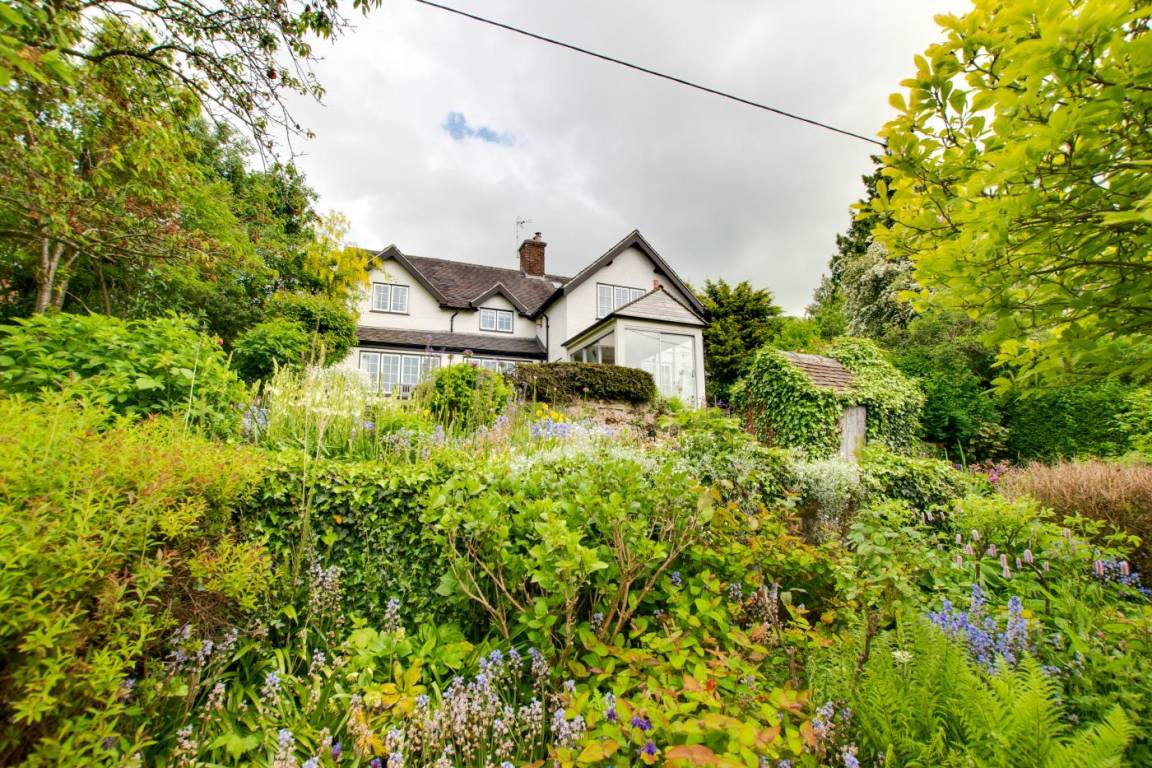 Cottage ∙ 4 Bedrooms ∙ 8 Guests - Derby