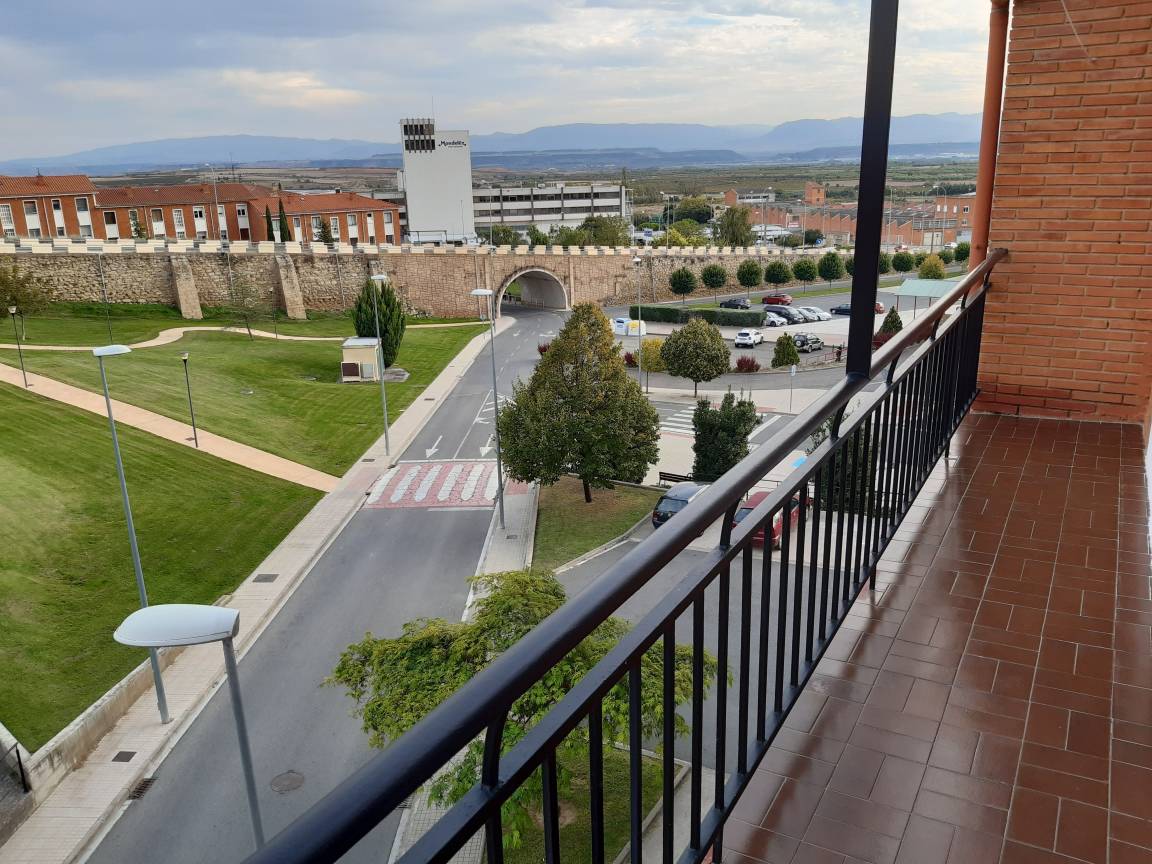 150 M² Apartamento ∙ 4 Habitaciones ∙ 9 Huéspedes - Viana