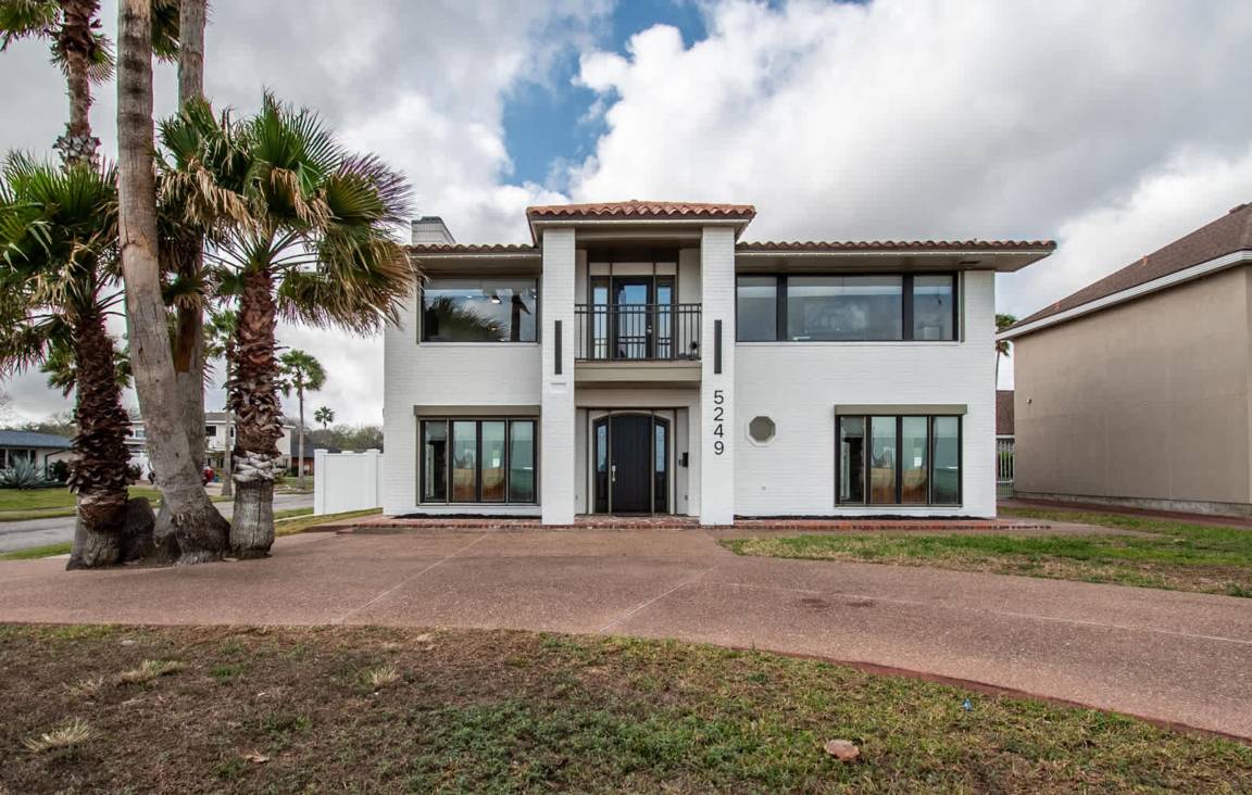 Apartment ∙ 6 Bedrooms ∙ 26 Guests - Corpus Christi, TX