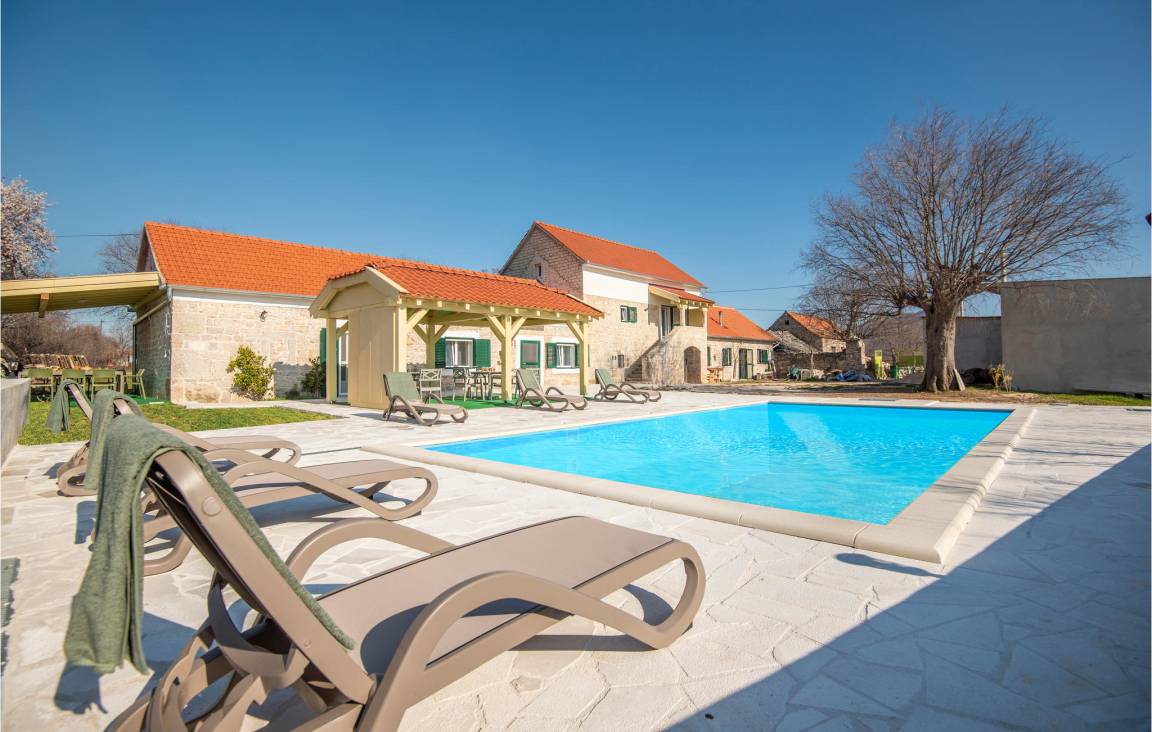 186 M² Dúplex ∙ 4 Habitaciones ∙ 9 Huéspedes - Knin