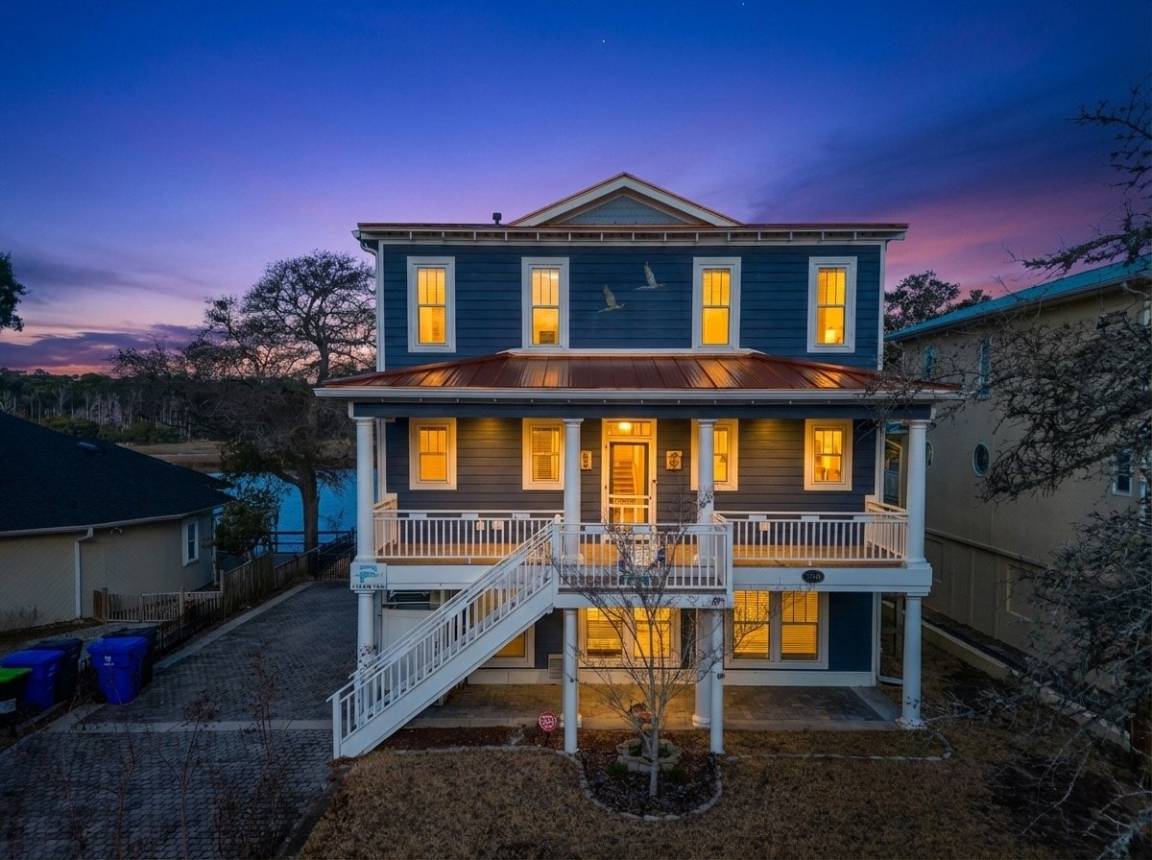 House ∙ 3 Bedrooms ∙ 10 Guests - Oak Island, NC