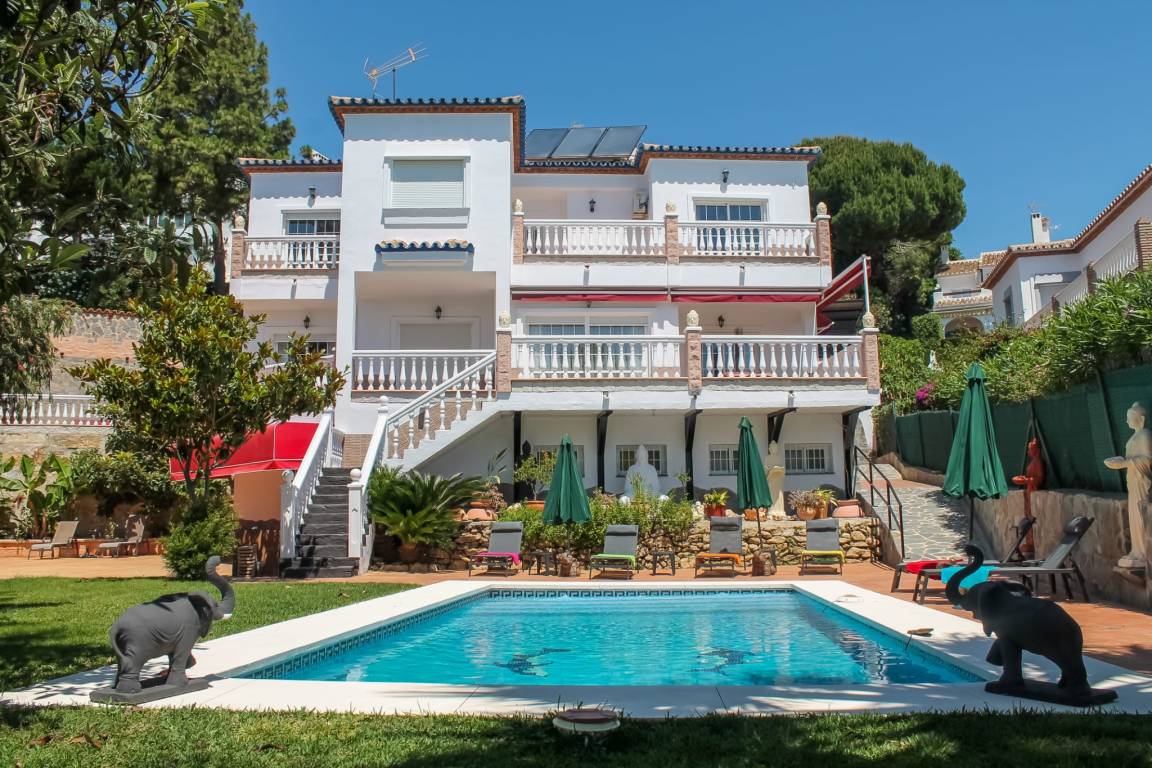 1000 M² Villa ∙ 4 Chambres ∙ 8 Personnes - Calahonda