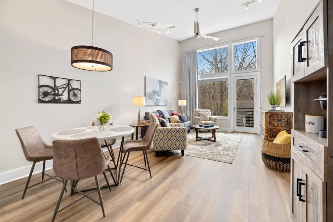 108 M² Apartment ∙ 2 Bedrooms ∙ 6 Guests - Fayetteville, AR