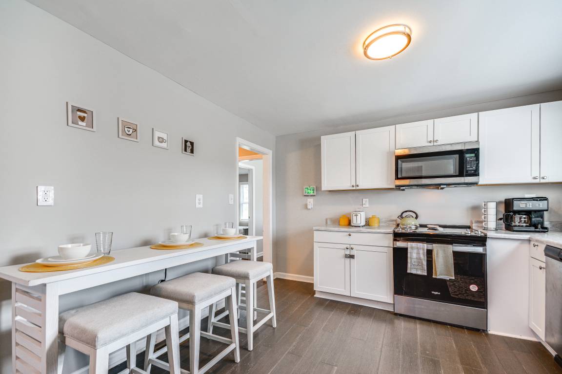 83 M² House ∙ 2 Bedrooms ∙ 4 Guests - High Point University, High Point