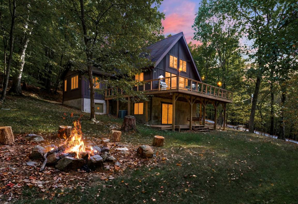 House ∙ 4 Bedrooms ∙ 10 Guests - Berkeley Springs, WV