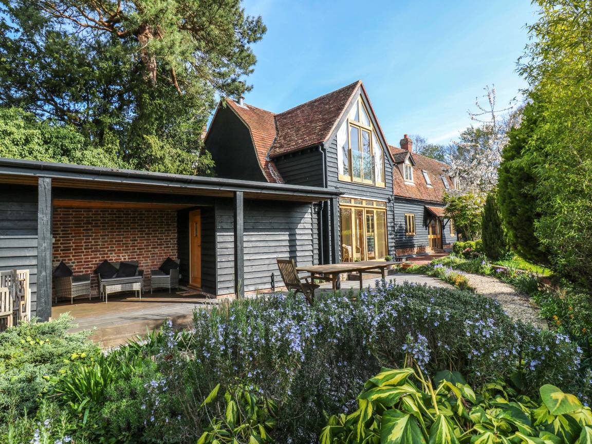 Cottage ∙ 5 Bedrooms ∙ 8 Guests - Hedingham Castle