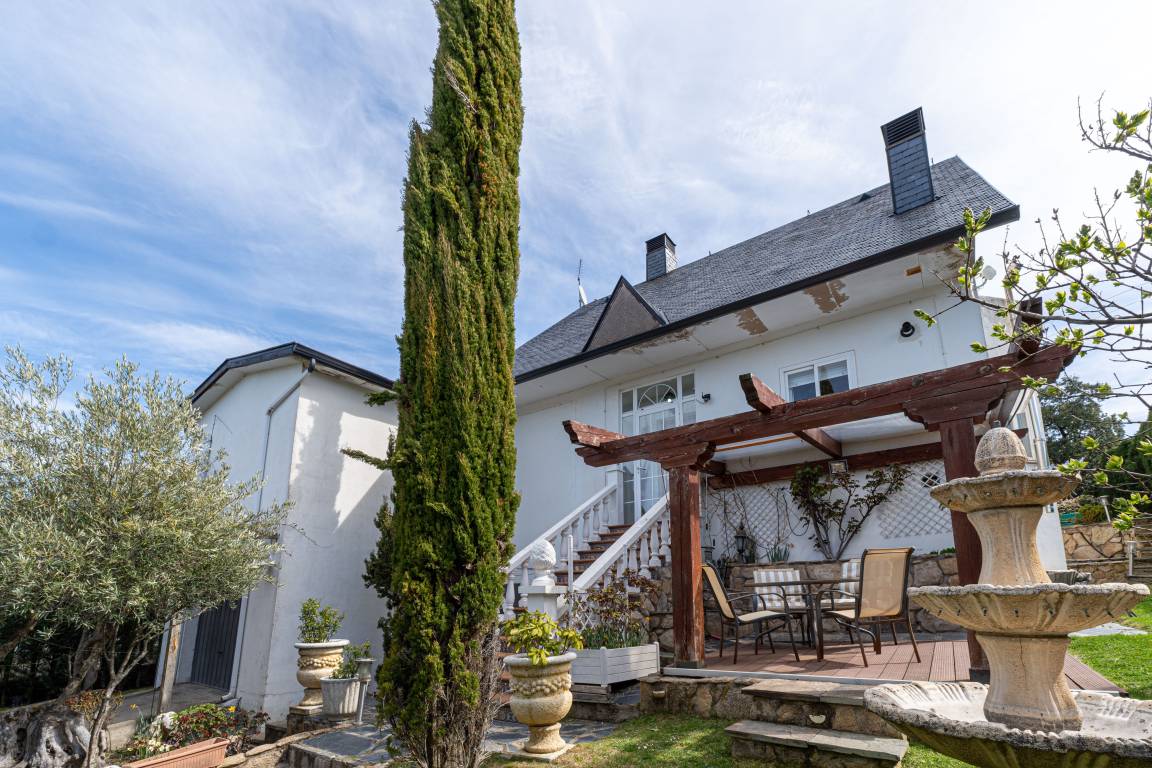 220 M² Casa ∙ 4 Habitaciones ∙ 9 Huéspedes - El Espinar