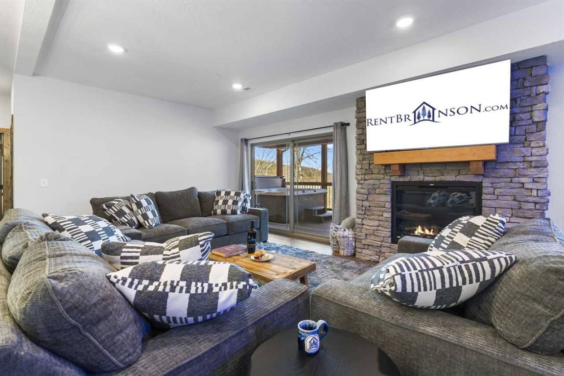 Cabin ∙ 5 Bedrooms ∙ 12 Guests - Ridgedale, MO