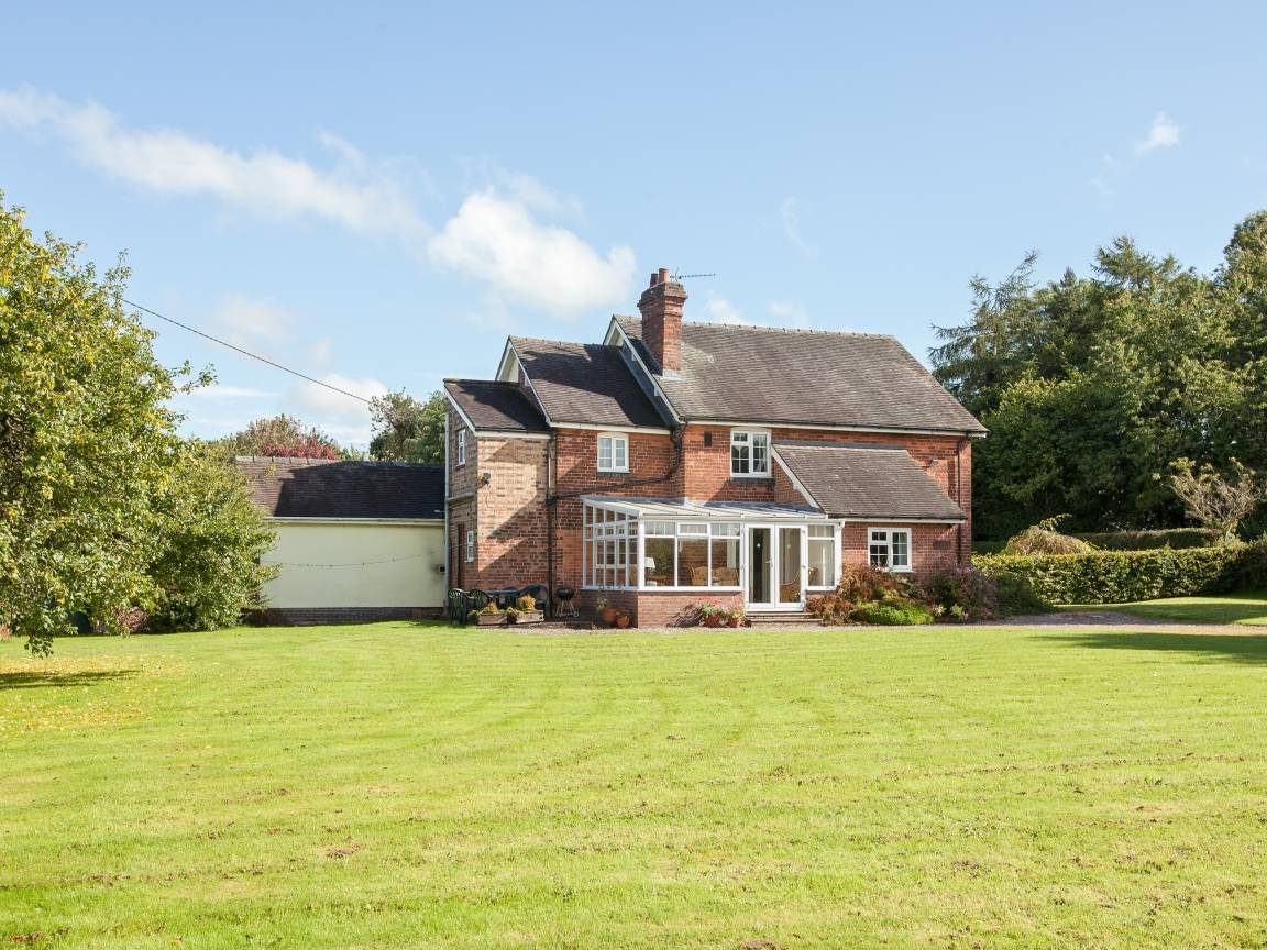 Cottage ∙ 4 Bedrooms ∙ 8 Guests - Stoke-on-Trent