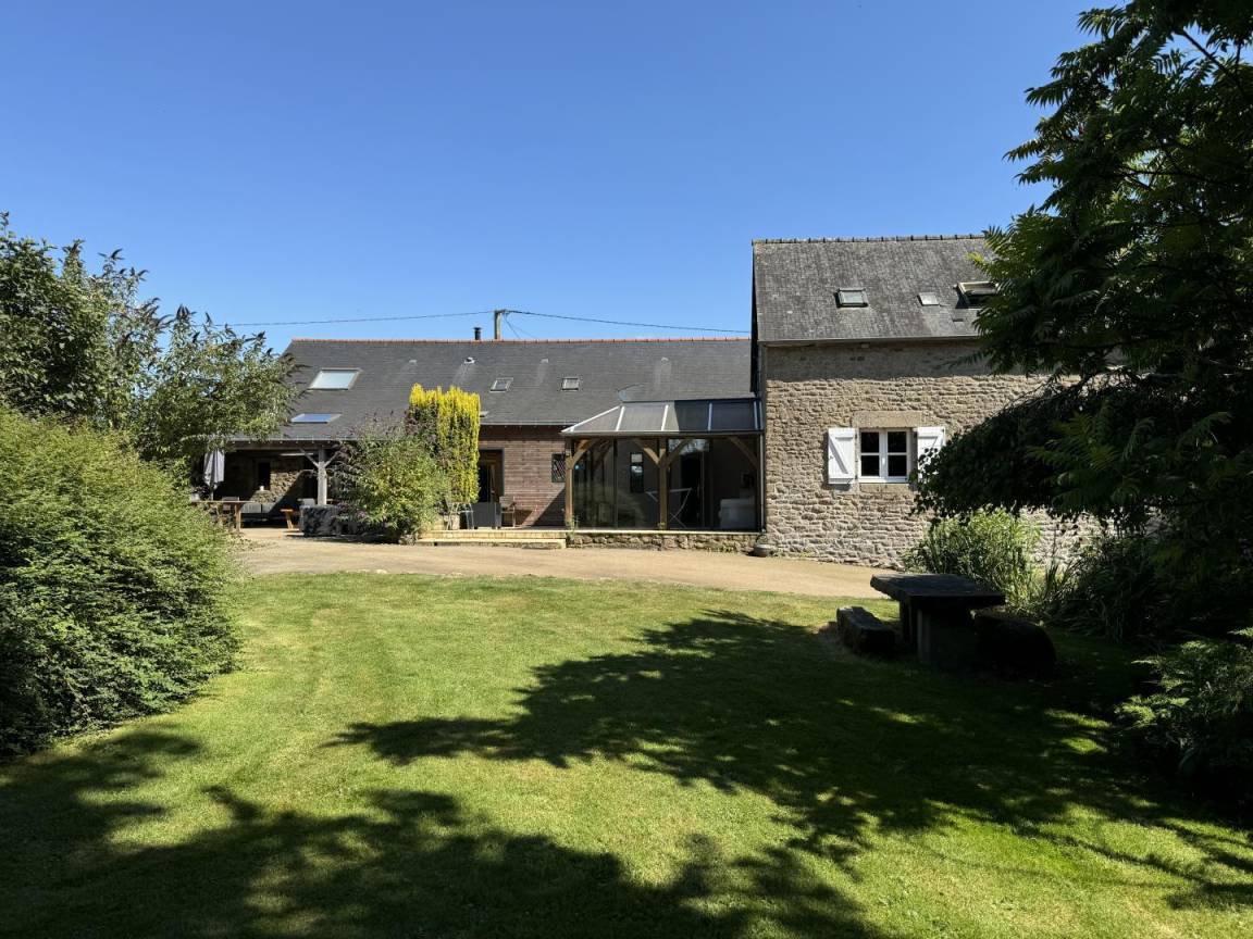 250 M² Gîte ∙ 7 Chambres ∙ 15 Personnes - Fougères
