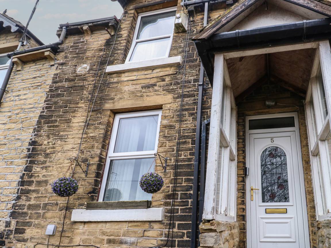 Cottage ∙ 2 Bedrooms ∙ 4 Guests - Bradford, United Kingdom
