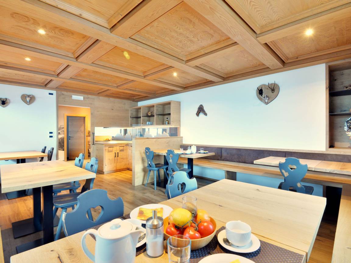 300 M² House ∙ 1 Bedroom ∙ 16 Guests - Urtijëi