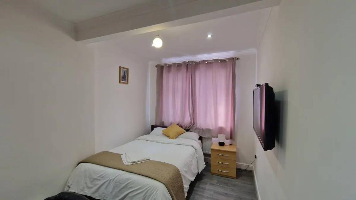 75 M² Apartment ∙ 2 Bedrooms ∙ 4 Guests - Ilford